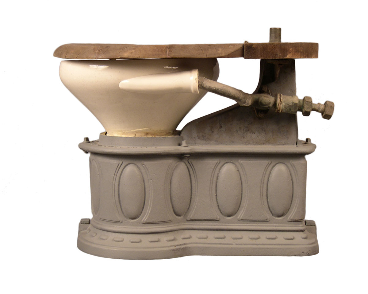 Appareil inodore à socle orné avec effet d’eau - Le Familistère de Guise